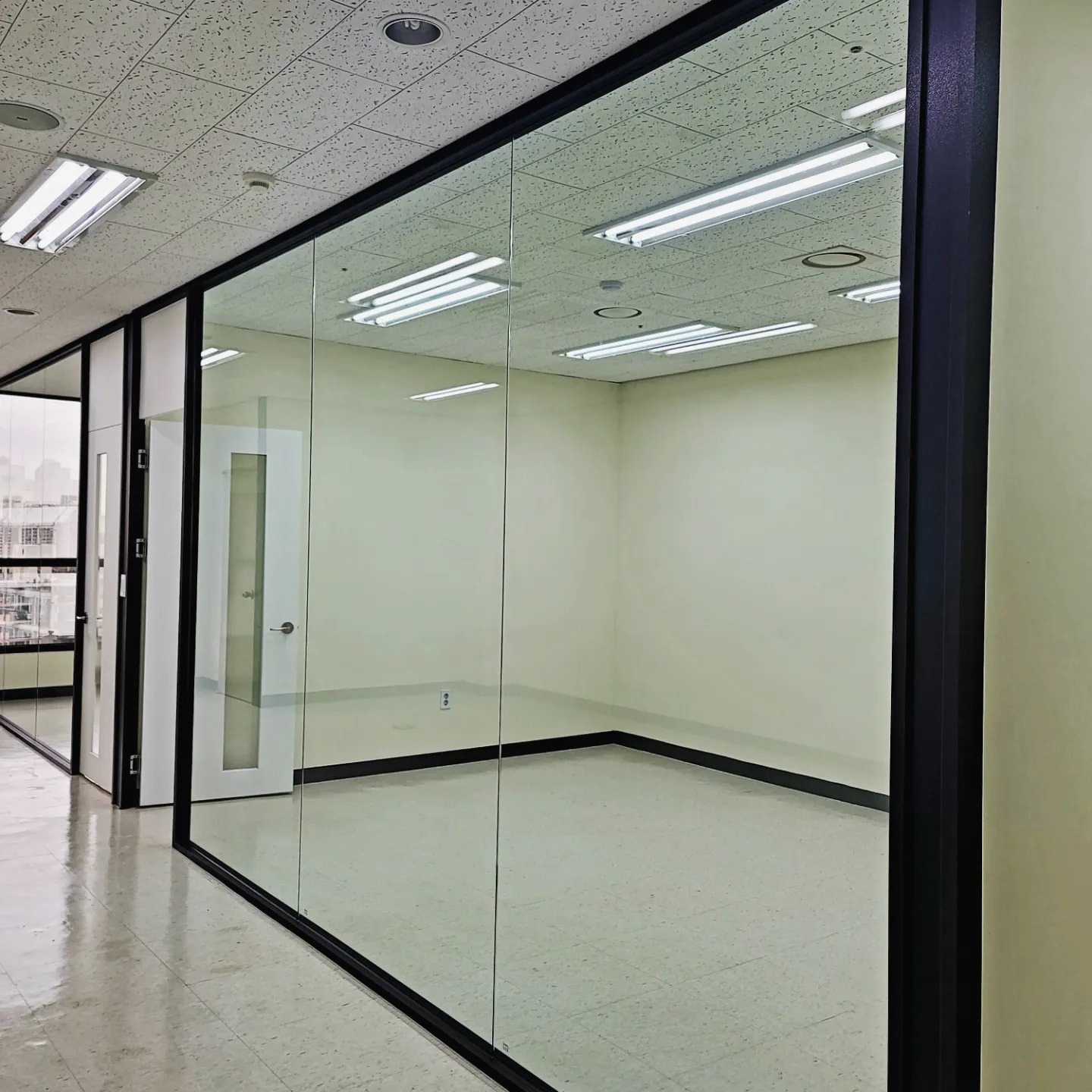 사무실 리모델링 유리칸막이 데코타일 엠보시트 시공 | 서울특별시 구로구 항동 | 사무실인테리어 | 당근 비즈 소식