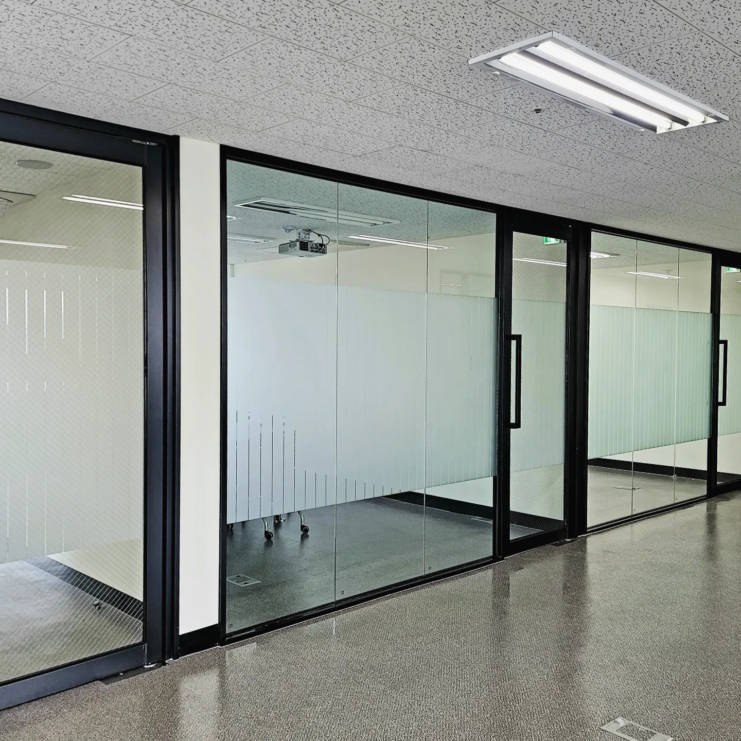 사무실 리모델링 유리칸막이 데코타일 엠보시트 시공 - 서울특별시 구로구 항동 | 비즈프로필