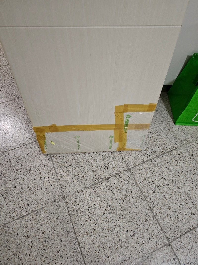 습기에 문 하단부가 뿔고 썩은 냄새가 주먹으로쳐서 구멍난 욕실문등 다양한 고장난 문짝 교체합니다 인천광역시