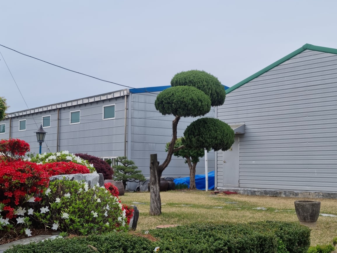 정성이 느껴지는 소나무 대문? - 충청남도 아산시 배방읍 | 비즈프로필