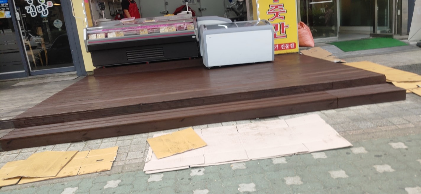 데크 수리 및 오일스테인 칠 작업 사진입니다 시공 지역 경기도 서울 경기도 안산시 상록구 이동 비즈프로필