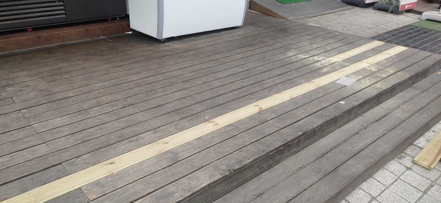 데크 수리 및 오일스테인 칠 작업 사진입니다 시공 지역 경기도 서울 경기도 안산시 상록구 이동 비즈프로필
