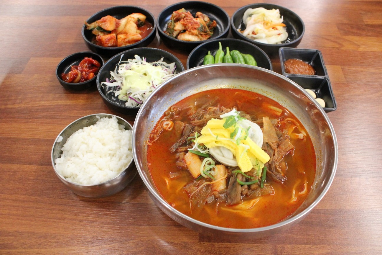 갈비탕 육수로 만든 갈비 칼국수가 있다 신메뉴 갈비칼국수 경상남도 사천시 정동면 비즈프로필