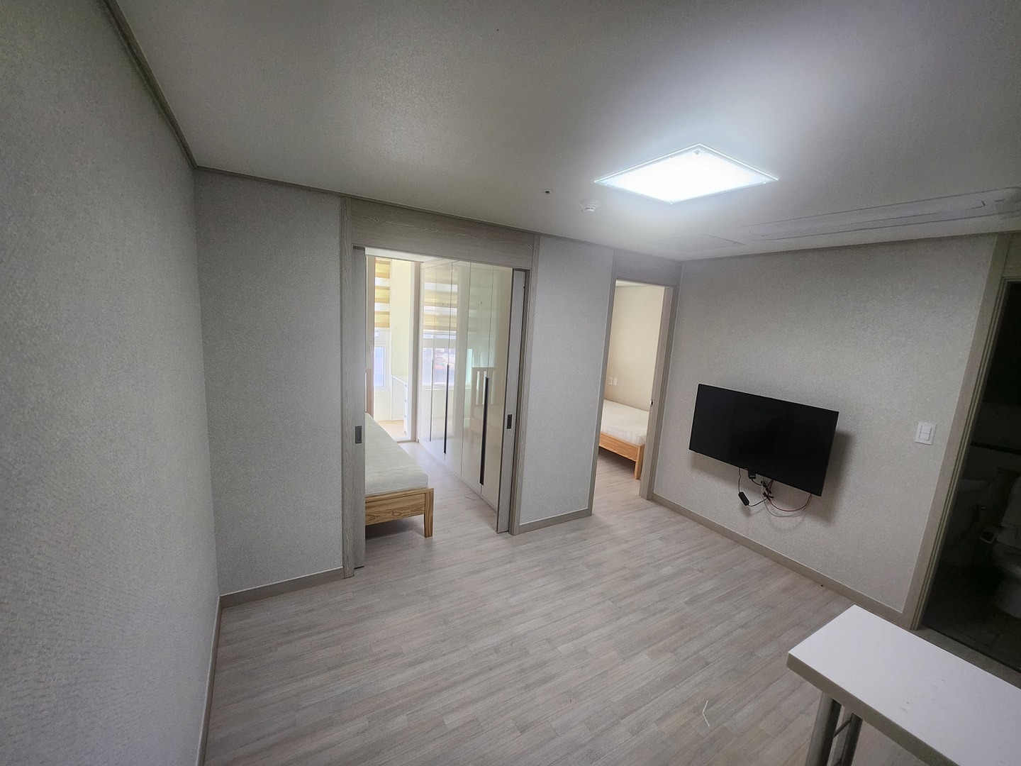 에코 아바 투룸 실크벽지 도배시공 - 제주특별자치도 제주시 연동 | 비즈프로필