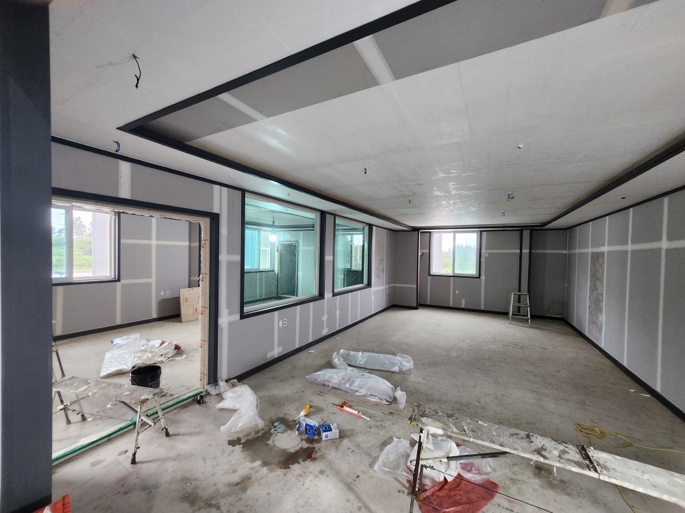 상대리 축산 창고 사무실+기숙사 도배,데코타일,장판시공 - 제주특별자치도 제주시 연동 | 비즈프로필