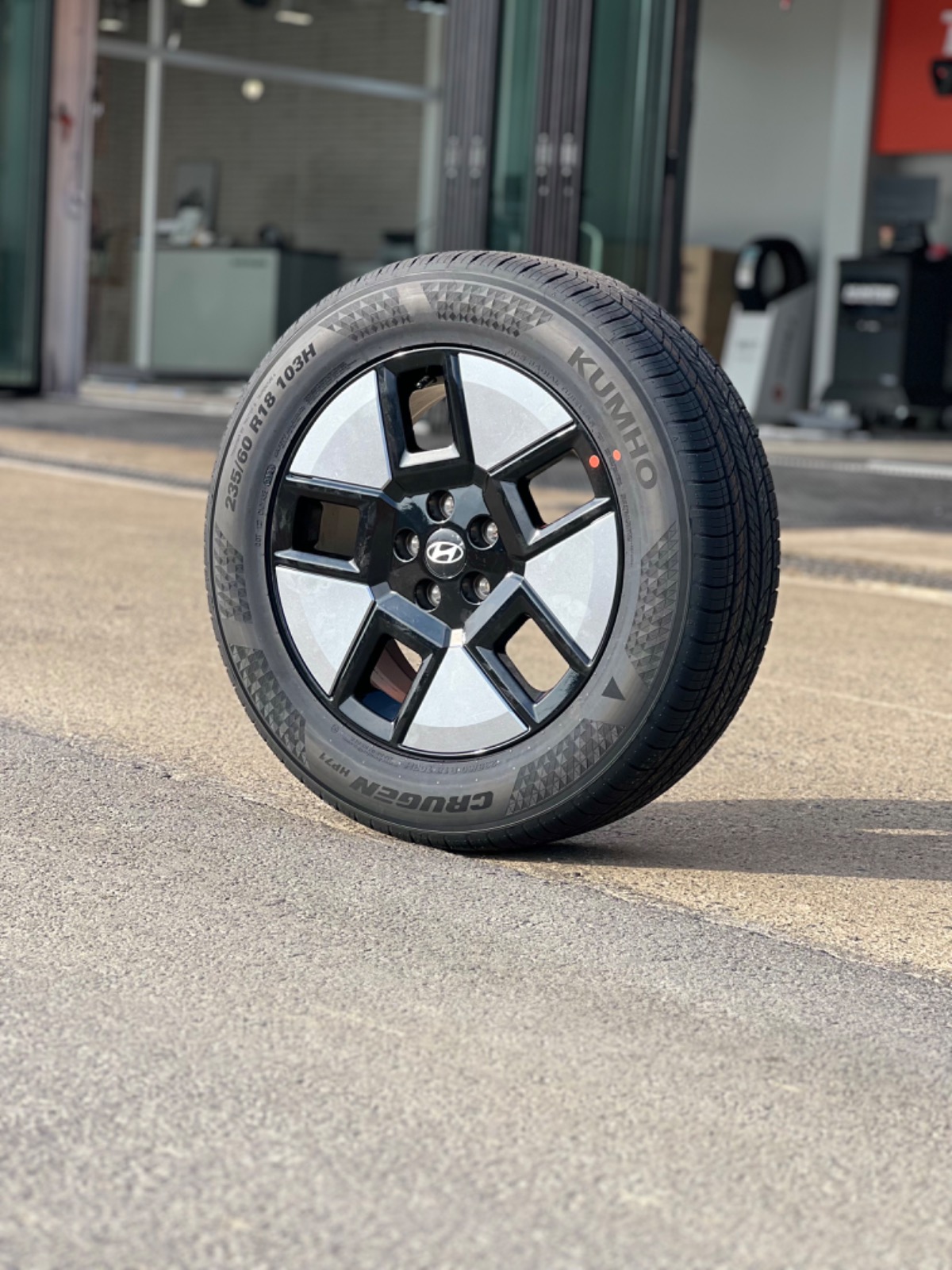 파주 현대 MX5 18인치 휠 타이어 세트 임판급 실주행거리 94km 50만원 - 경기도 파주시 산남동 | 비즈프로필