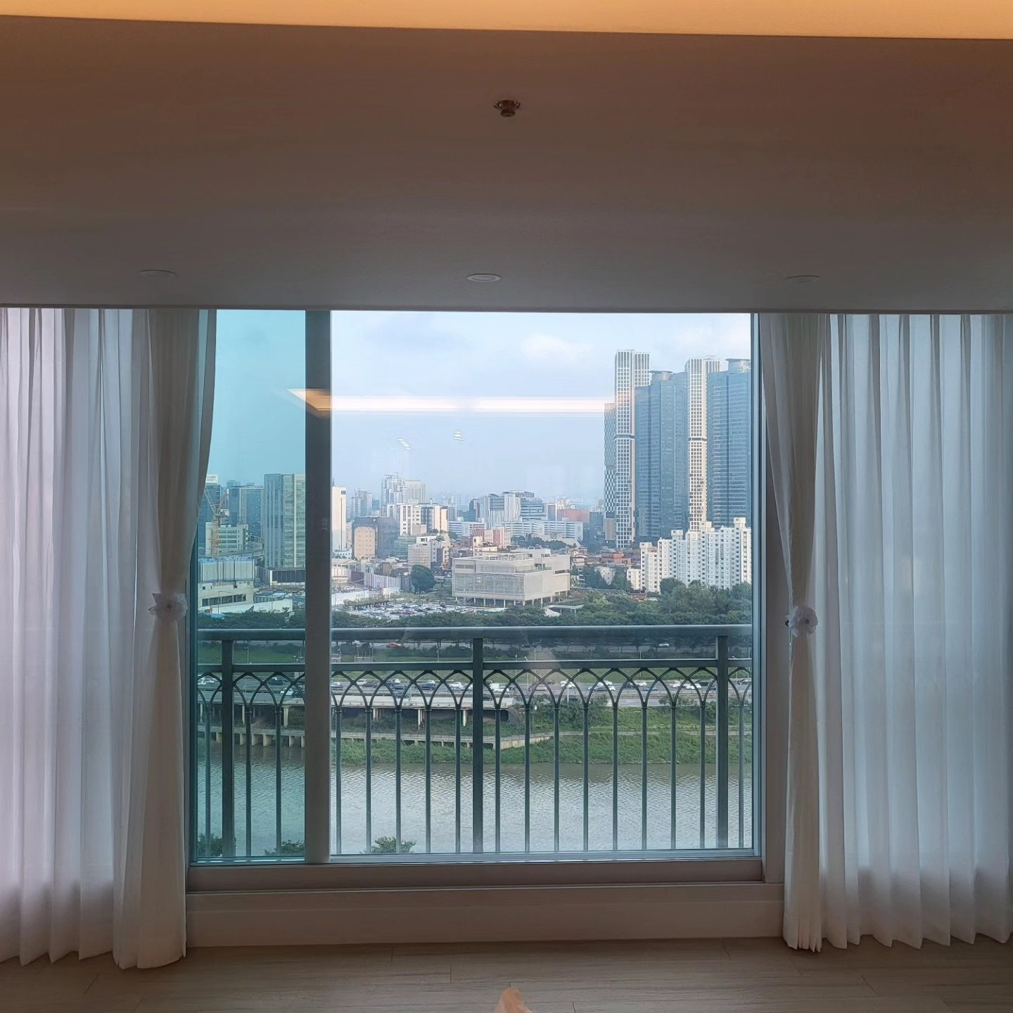 거실 차르르 나비주름커튼 작은방 우드 블라인드 시공~~ 서울특별시 강동구 둔촌동 비즈프로필