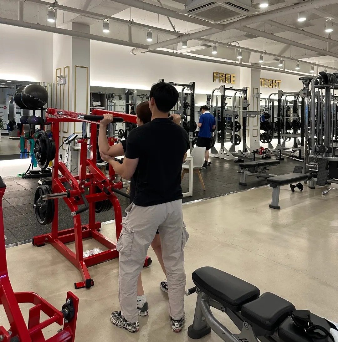 수업 중이신 광호쌤과 스탠딩 숄더프레스 열운중인 회원님👍 전라북도 전주시 덕진구 송천동2가 비즈프로필