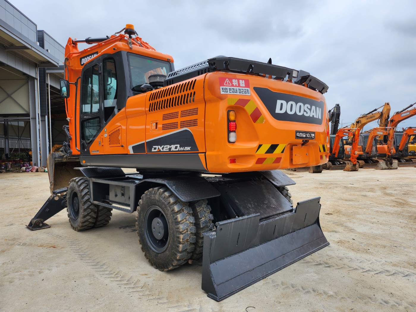 두산 DX210W-5K 2019년식 [ 짧은가동시간 ] 중고굴삭기 8W 타이어식 - 경상북도 김천시 응명동 | 비즈프로필