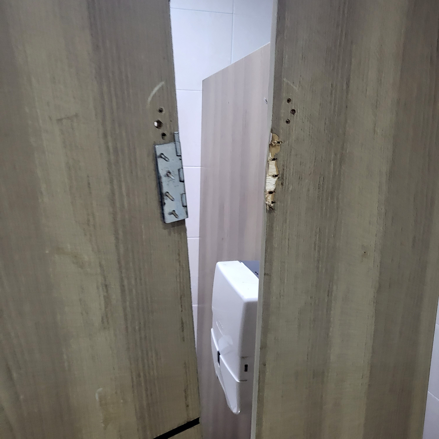 진주시 가좌동 상가 화장실 큐비클 칸막이 파티션 문 수리 작업 경상남도 진주시 평거동 비즈프로필