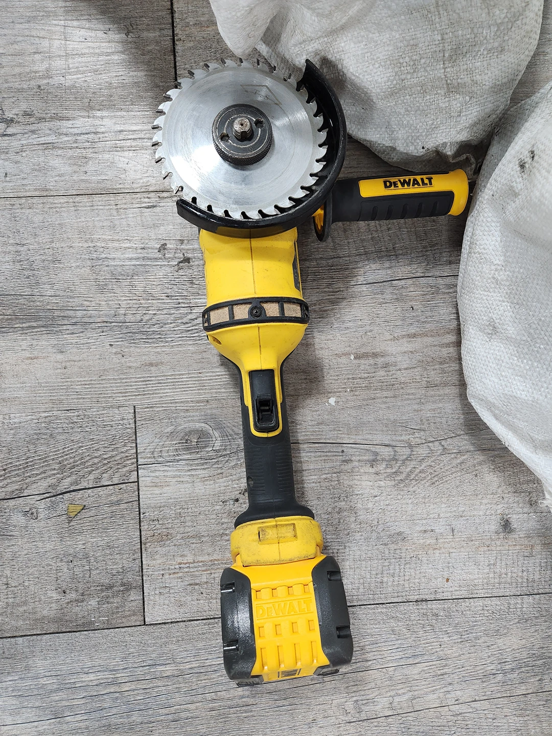 디월트dcg414본체및 배터리 ... | 당근 중고거래