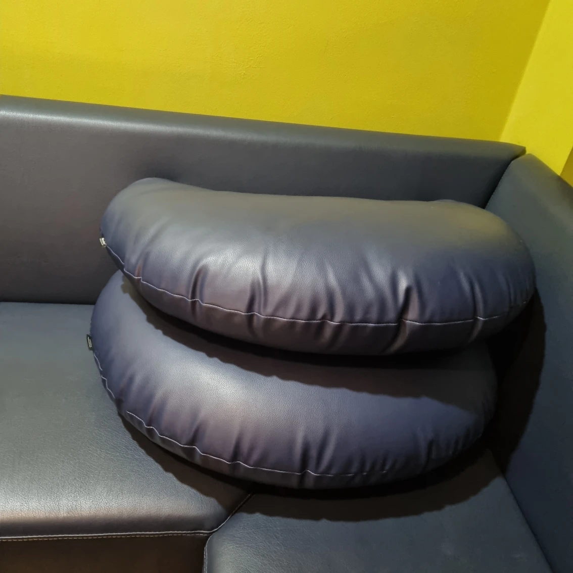 반달쿠션 대형쿠션 가죽쿠션 네이비 | 당근마켓 중고거래