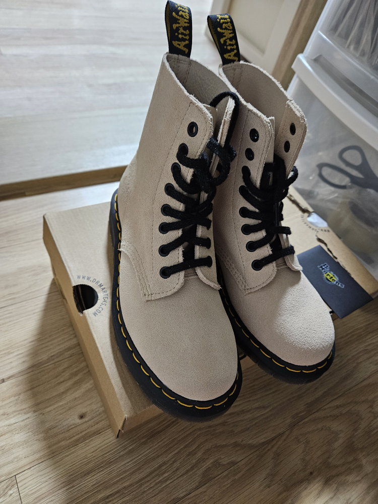 닥터마틴 파스칼 8홀 샌드베이지... | 당근 중고거래