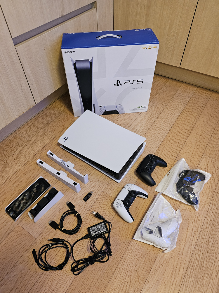 PS5 (플스5) 디스크에디션 1118A + 듀얼센스 2개 + 소니정품충전거치대 + 이이네쿨러 등등 | 취미/게임/음반 | 당근 중고거래